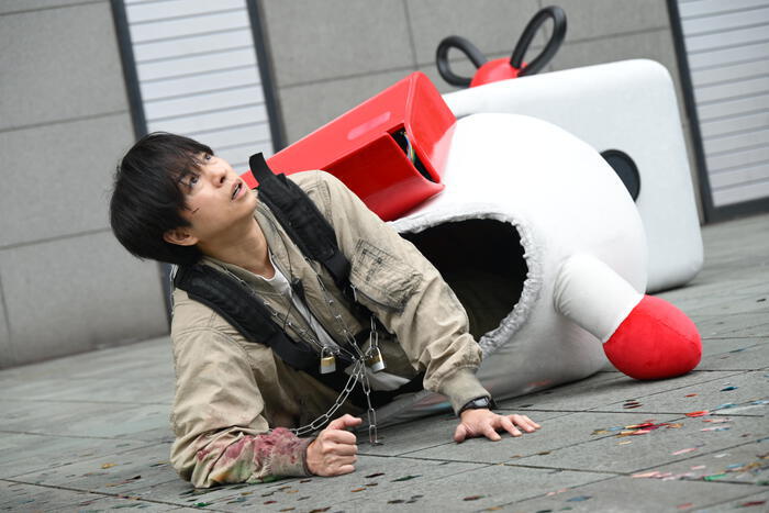 「放送局占拠」武装集団“妖”の2人が面を脱いだ！“天狗”役は芝大輔(モグライダー)・“がしゃどくろ”役は瞳水ひまり 公式サイトではお面を無料公開｜放送局占拠｜日本テレビ