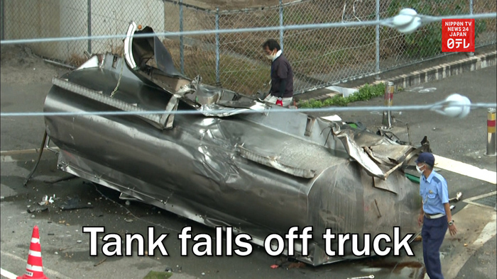 Tank falls off truck in western Japan | Nippon TV NEWS 24 JAPAN