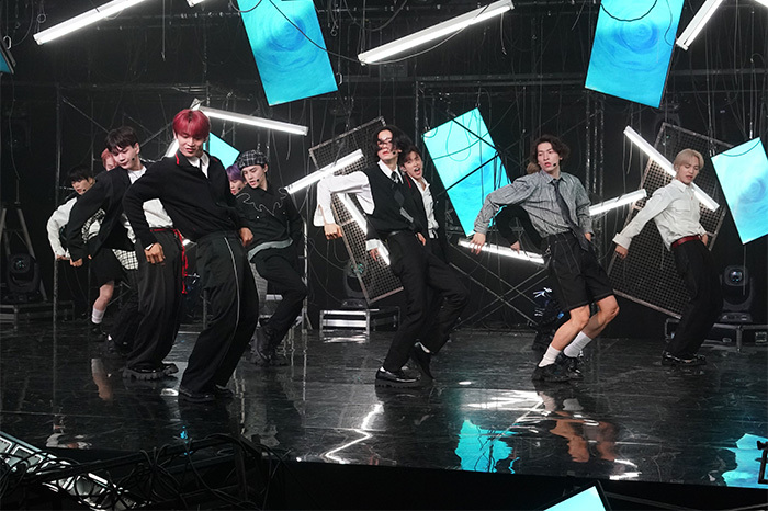 JO1 ライヴでは、尊敬するTRFの楽曲『Overnight Sensation 〜時代はあなたに委ねてる〜』と『With Us』を披露｜MUSIC BLOOD｜日本テレビ